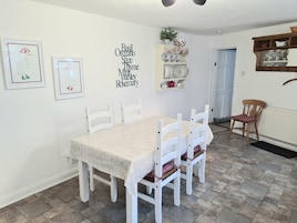 Casa de campo | Cozinha privada | Micro-ondas, cooktop, lava-louças, talheres/pratos/utensílios de cozinha