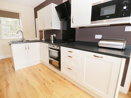 Casa de Campo | Cozinha privada | Uma máquina de lavar louça, utensílios de cozinha 