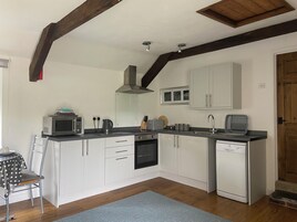 Casa de Campo | Cozinha privada | Um micro-ondas, uma placa de cozinha, uma máquina de lavar louça 