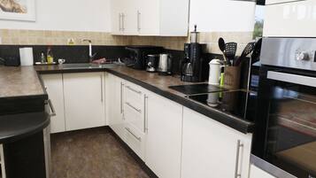 Casa de Campo | Cozinha privada | Um frigorífico, um micro-ondas, uma placa de cozinha