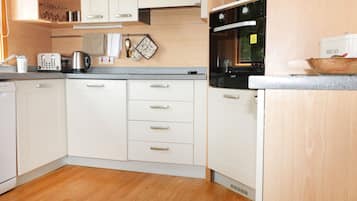 Casa de Campo | Cozinha privada | Uma máquina de lavar louça, utensílios de cozinha
