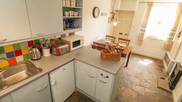 Casa de campo | Cozinha privada | Geladeira, micro-ondas, cooktop, talheres/pratos/utensílios de cozinha
