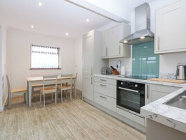 Casa de Campo | Cozinha privada | Um frigorífico, um micro-ondas, uma placa de cozinha 