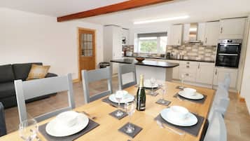 Micro-ondas, cooktop, lava-louças, cadeirão de bebê