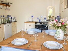 Casa de Campo | Cozinha privada | Um frigorífico, um micro-ondas, uma placa de cozinha 