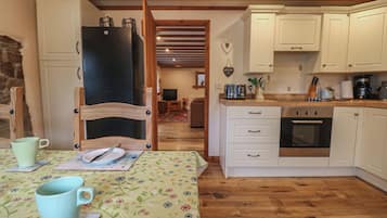 Casa de Campo | Cozinha privada | Um micro-ondas, uma placa de cozinha, uma máquina de lavar louça