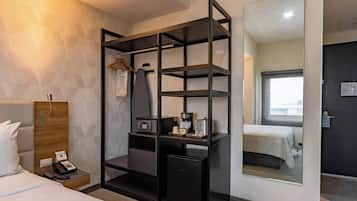 Quarto Standard, 1 cama queen-size, não fumadores | Cofre no quarto, secretária, cortinas/cortinados opacos