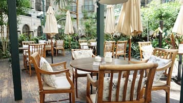 3 restaurantes, com serviço de café da manhã e almoço; culinária fusion