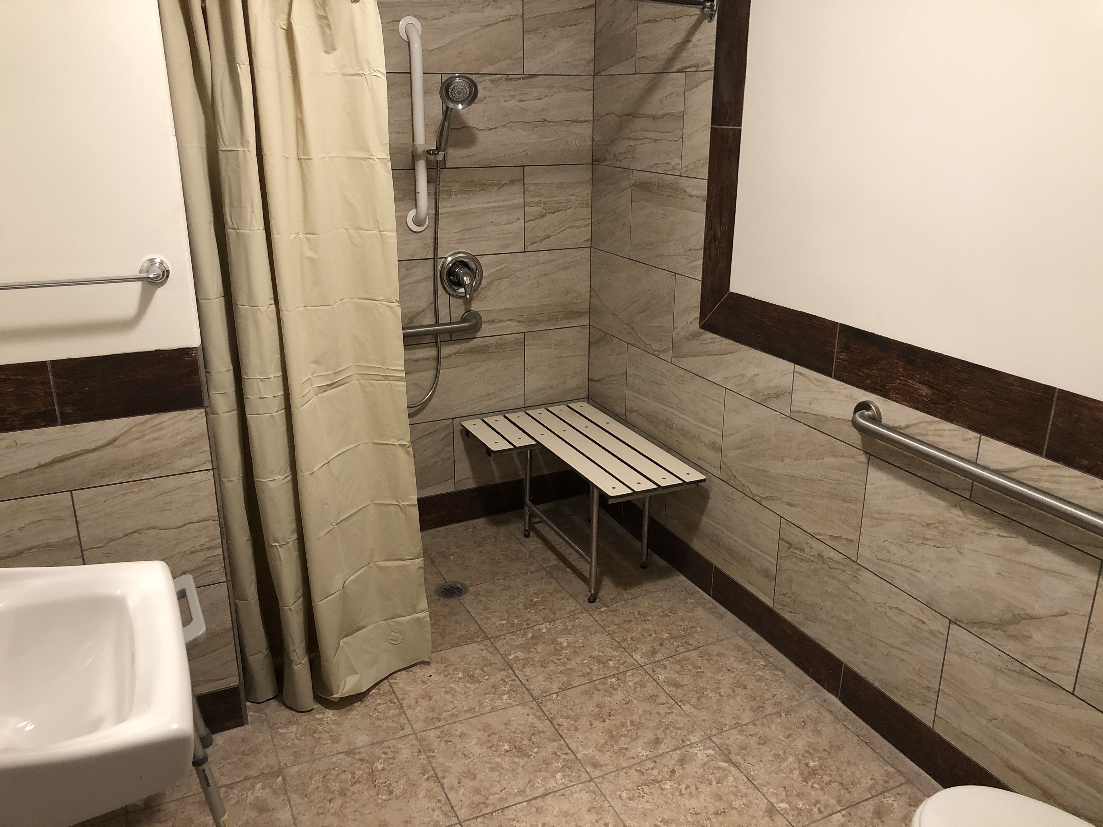 Casa de banho com chuveiro, sanita e bidé.