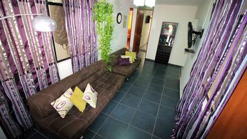 Apartamento, 3 quartos | Sala de estar | Televisor LCD de 32 polegadas com canais por cabo, televisor