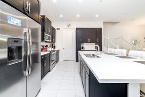 Casa de Férias, 5 quartos, piscina privativa (5 Bathrooms - WoHP) | Cozinha privada | Um frigorífico/congelador grande, um micro-ondas, um forno 