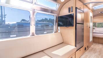 Quarto com design assinado, 1 cama Queen, cozinha, ao lado da praia (HOTCAKES) | Área de estar | TV 24 polegadas com canais a cabo