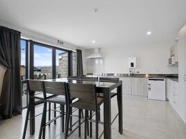 Refrigerador em uma área comum, micro-ondas em uma área comum