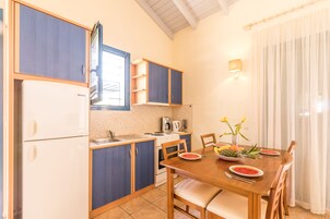 Estúdio, 1 quarto | Cozinha privada | Um frigorífico, um forno, uma placa de cozinha, uma chaleira elétrica 