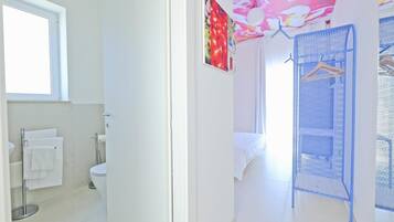 Quarto Duplo Deluxe, 1 cama queen-size | Casa de banho | Uma banheira de imersão total, um chuveiro fixo