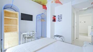 Minibar, cofre no quarto, secretária, cortinas/cortinados opacos