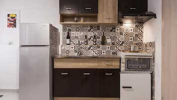Estúdio, 2 camas individuais, no rés do chão | Kitchenette privada | Um frigorífico, uma placa de cozinha, uma chaleira elétrica