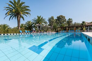 Piscina externa, guarda-sóis, espreguiçadeiras