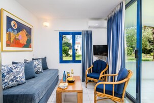 Apartamento, 1 quarto, no piso térreo (Type E) | Área de estar | TV de tela plana 32 polegadas com canais via satélite, TV