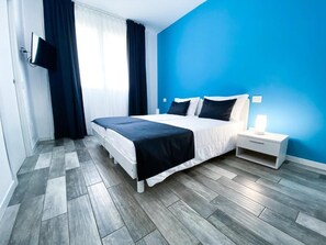 Quarto Básico (Paris) | Minibar, secretária, Wi-fi grátis, roupa de cama fornecida 