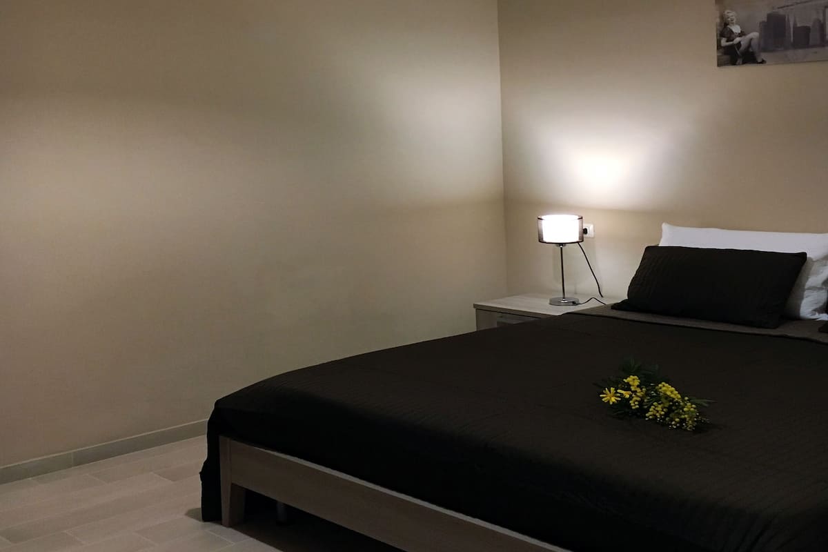 Quarto casal | Frigobar, escrivaninha, roupa de cama