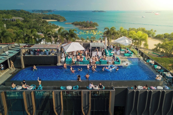 Piscina externa, funciona das 7h às 18h, espreguiçadeiras