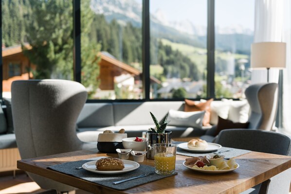 Café da manhã com buffet grátis todos os dias