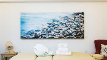 Suite-Estúdio Deluxe, banheira de hidromassagem | 1 quarto, minibar, cofre no quarto, com decoração personalizada