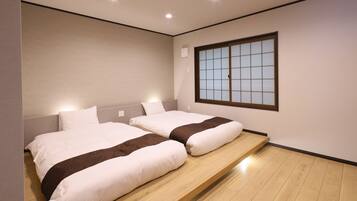 Quarto duplo, para não fumantes (with unit bathroom) | Cofres nos quartos, cortinas blackout, roupa de cama