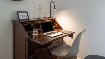 Escrivaninha, espaço de trabalho para notebook