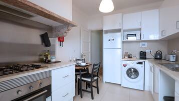Geladeira grande, micro-ondas, fogão, cooktop