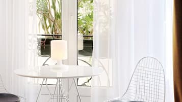 1 quarto, roupas de cama premium, cofres nos quartos, cortinas blackout