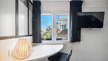 Quarto casal econômico | 1 quarto, roupas de cama premium, cofres nos quartos, cortinas blackout