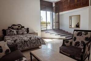 Suíte júnior, 1 cama King | Roupas de cama de algodão egípcio, roupas de cama premium, frigobar