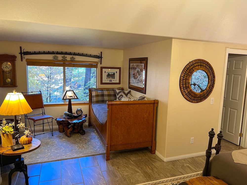 Burnt Mill Canyon Cottage, "Just For 2", Gorgeous - Romantic - Immaculate - A/c - Lake Arrowhead, CA
