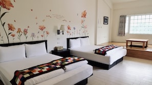 Quarto Quádruplo | Secretária, cortinas/cortinados opacos, Wi-fi grátis