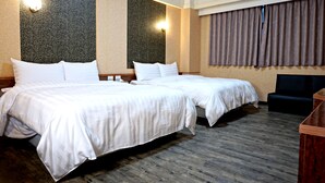 Quarto Quádruplo Empresarial, 2 camas de casal, acessível, não fumadores | Secretária, cortinas/cortinados opacos, Wi-fi grátis 