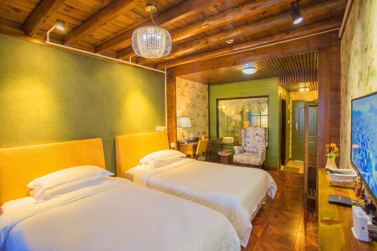 Quarto duplo | Roupas de cama premium, edredons de pluma, escrivaninha