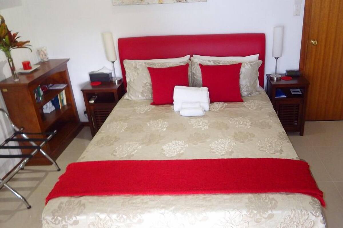 Quarto casal econômico, 1 cama Queen | Wi-Fi de cortesia, roupa de cama