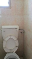 Um polibã, artigos de higiene pessoal grátis, chinelos 