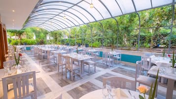 2 restaurantes, pequenos-almoços servidos, cozinha grega