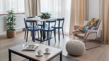 Apartamento, 2 quartos, para não fumantes | Roupas de cama premium, cofres nos quartos, escrivaninha