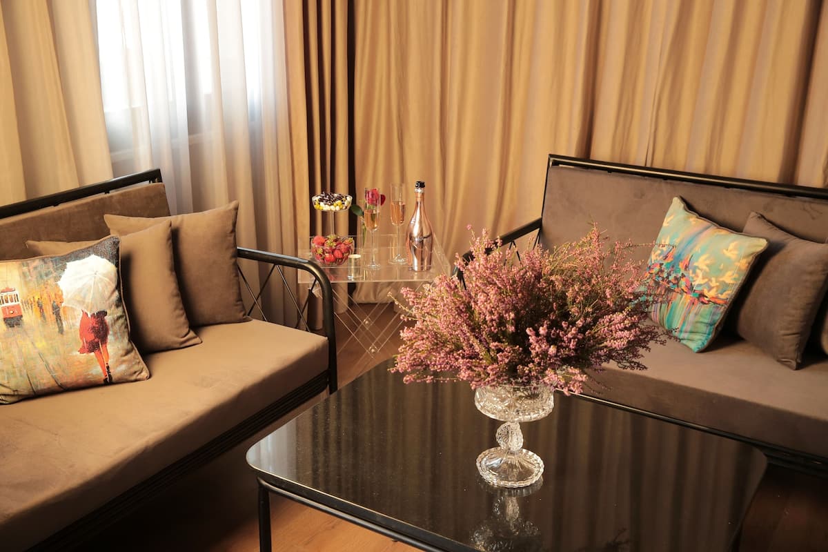 Suite Júnior, não fumadores, varanda | Cofre com capacidade para portátil, secretária 