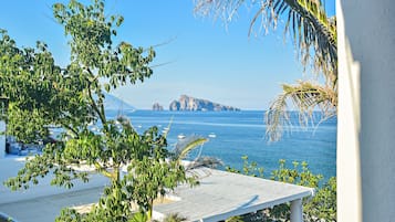 Quarto superior, 1 cama de casal, terraço, vista para o mar | Vista para a água