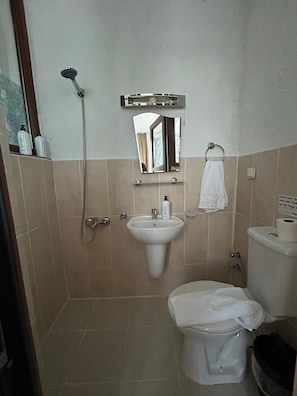 Quarto duplo básico, sacada | Wi-Fi de cortesia, roupa de cama