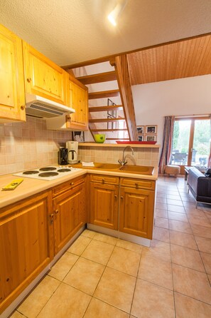 Vila conforto, 3 quartos | Cozinha privada | Geladeira, micro-ondas, cooktop, cafeteira/chaleira
