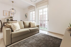 Apartamento, 1 quarto, terraço | Sala de estar | TV de ecrã plano 