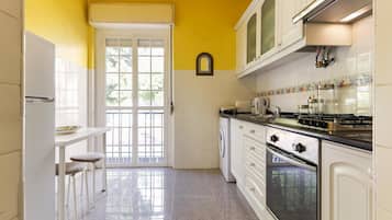 Um frigorífico/congelador grande, um micro-ondas, um forno