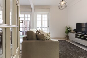 Apartamento, 1 quarto, terraço | Sala de estar | TV de tela plana