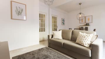 Apartamento, 1 quarto, terraço | Sala de estar | TV de ecrã plano